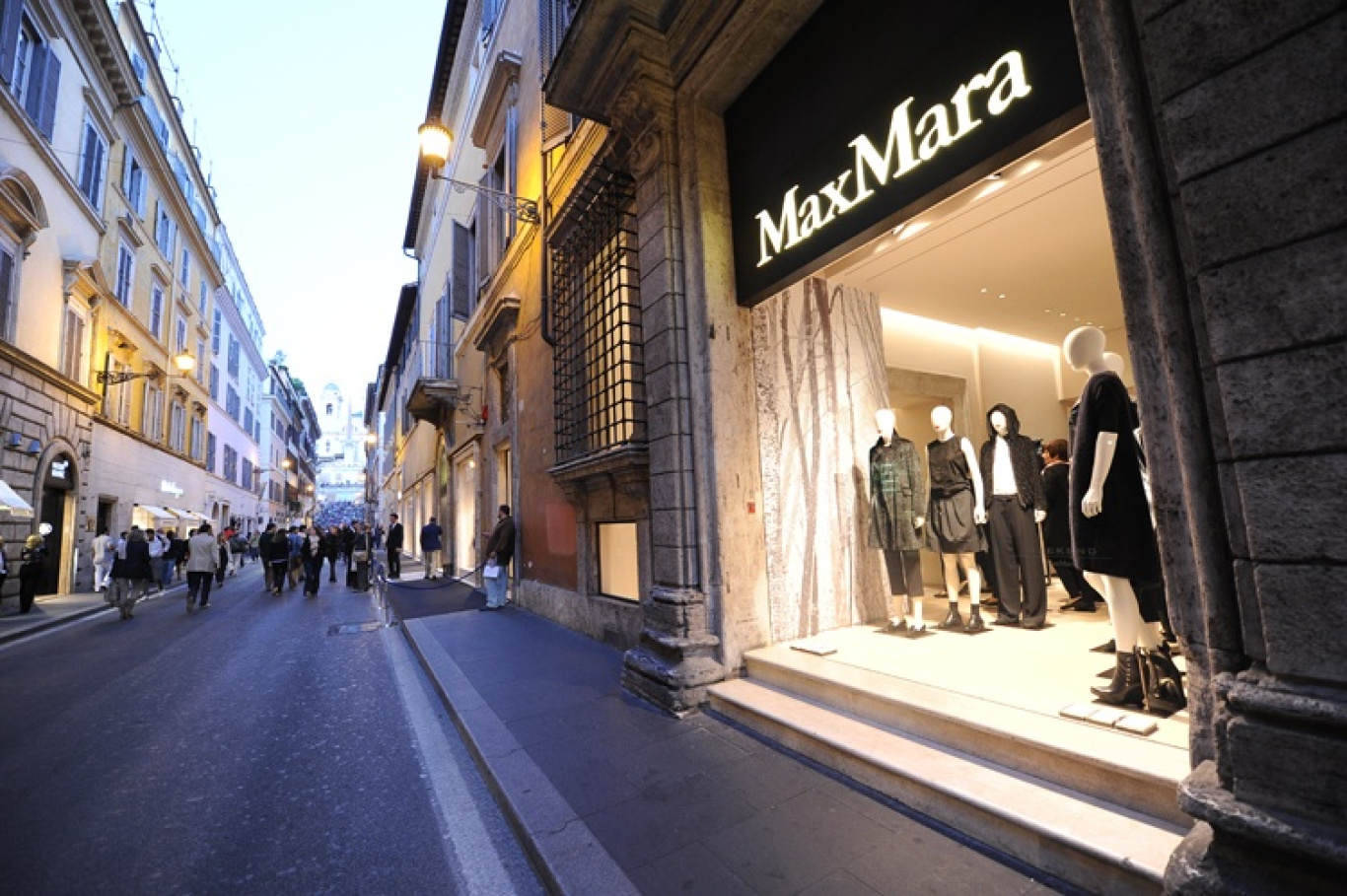 LA RIAPERTURA DEL FLAGSHIP STORE DI MAX MARA IN VIA CONDOTTI LA RIAPERTURA DEL FLAGSHIP STORE DI MAX MARA IN VIA CONDOTTI