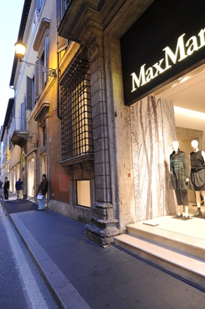 26 10 2012 grandi chandelier sospesi dai soffitti a volte illuminano ...